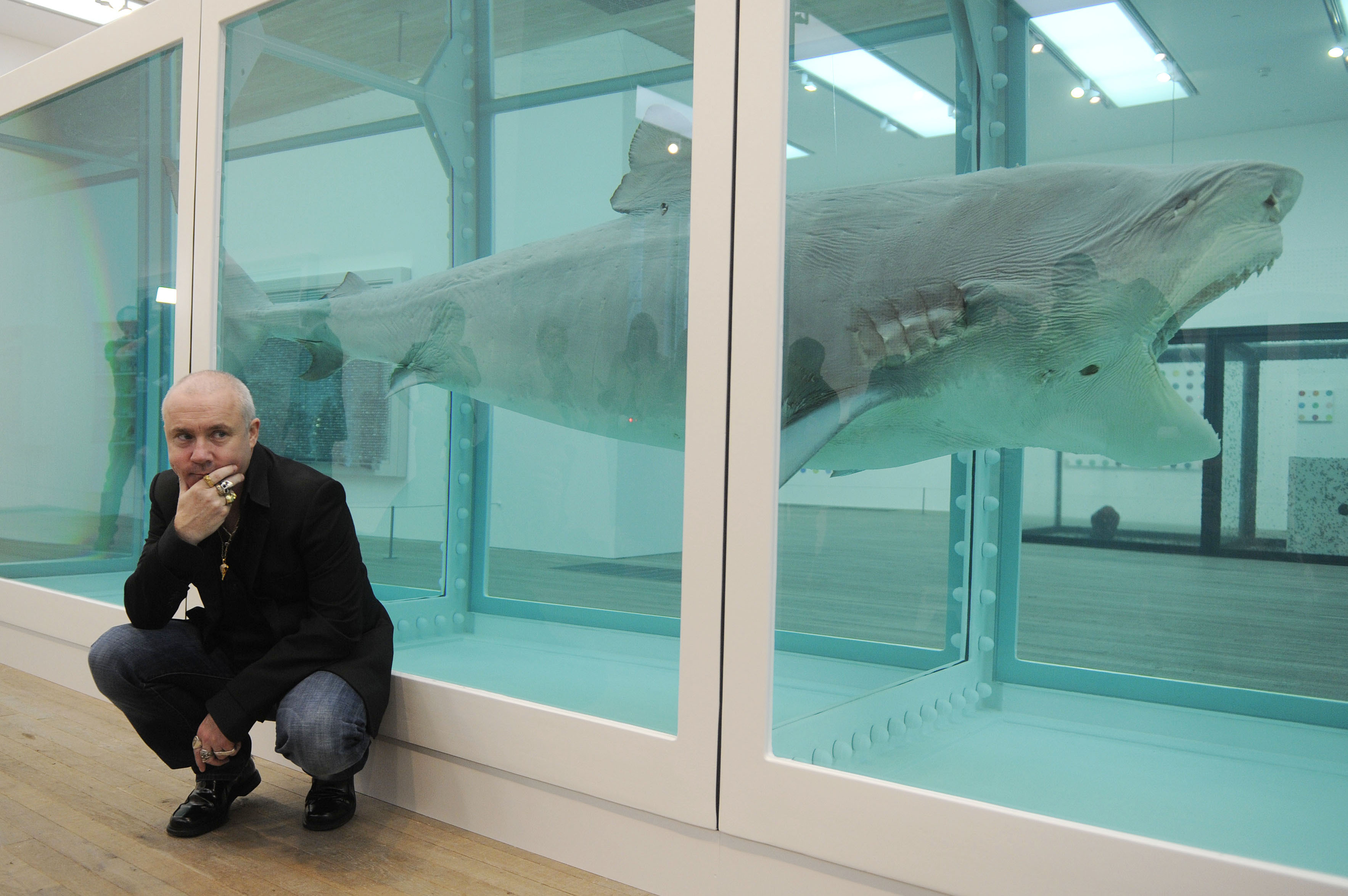 Damien Hirst hat damit begonnen, tausende seiner Kunstwerke zu ...