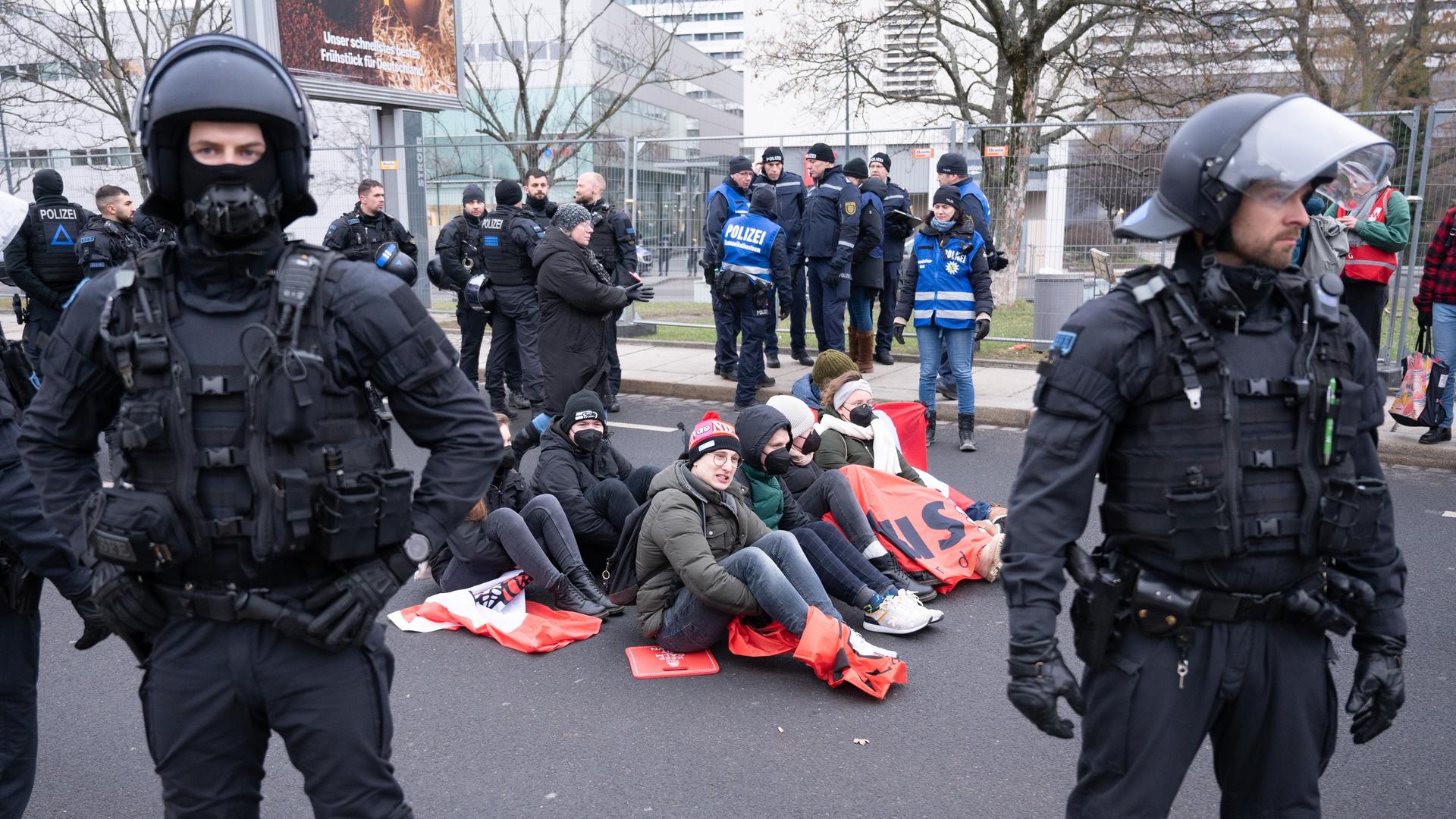 Sachsen - Hunderte Demonstranten protestieren gegen Kundgebung von ...