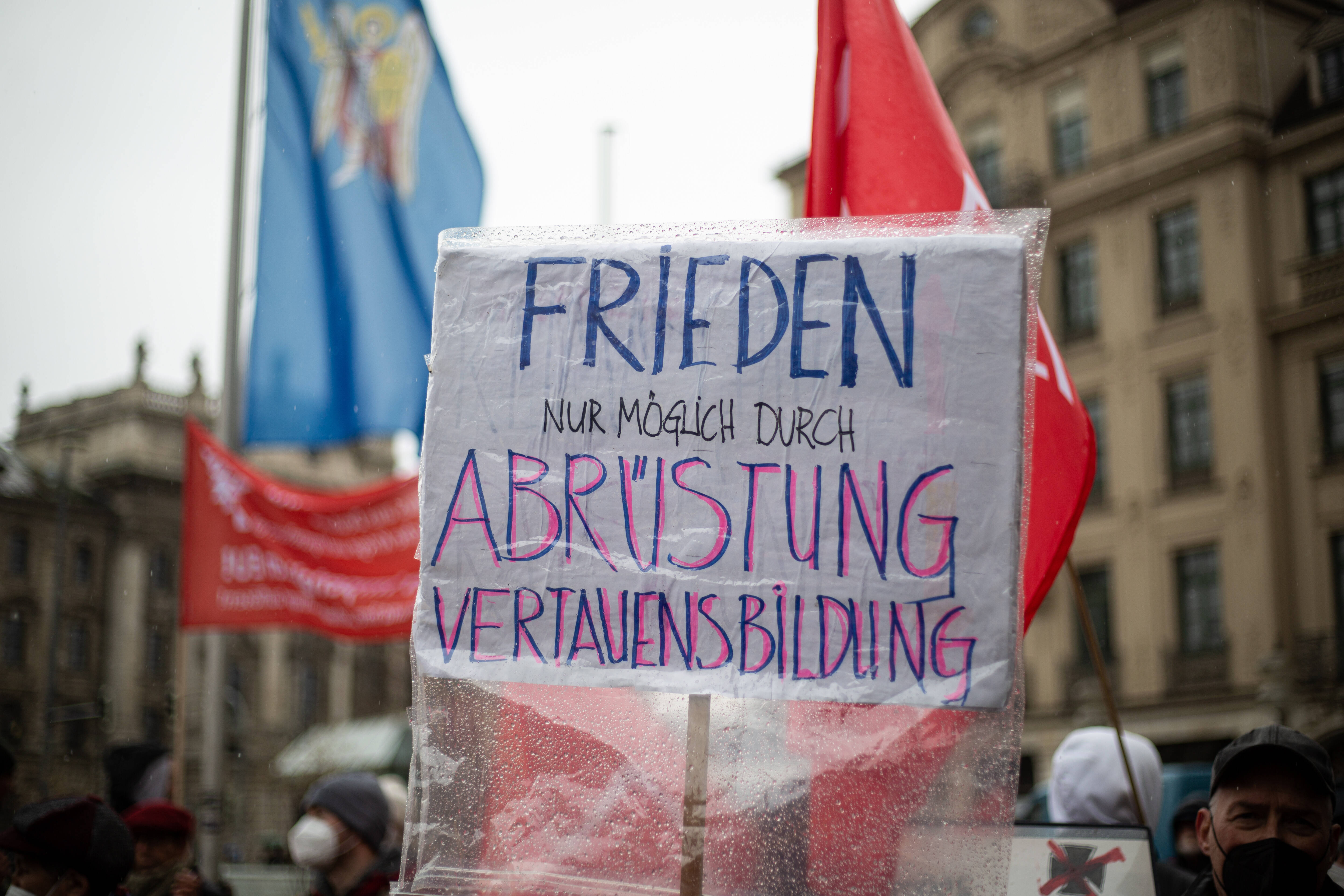 Europa rüstet auf - Hat der Pazifismus ausgedient? | deutschlandfunk.de