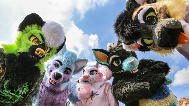 Furry-Convention in Berlin - Warum das Leben als Tier einfach schöner ist