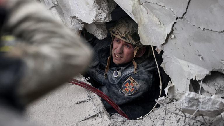 Ukraine - Mindestens neun Tote bei Raketeneinschlag in Wohnhaus in ...