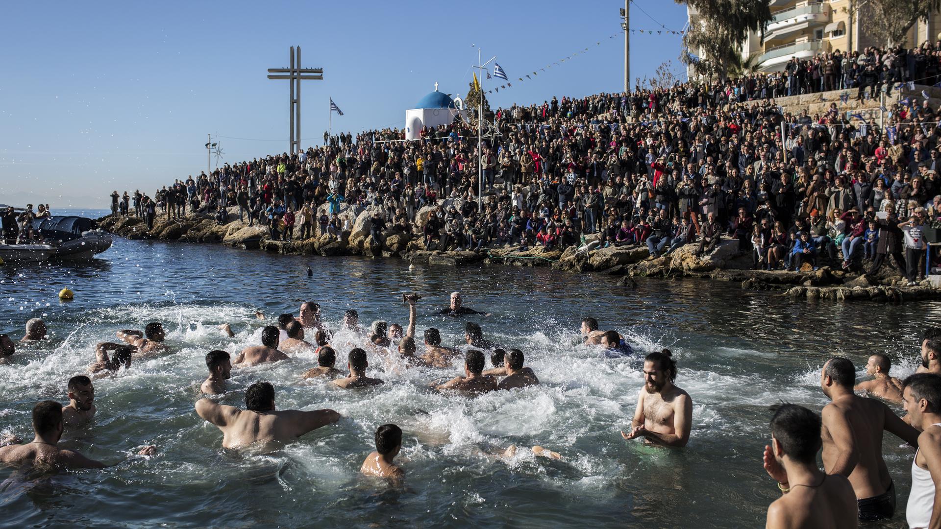 Orthodoxe Christen feiern Epiphania-Fest mit Sprung ins Wasser ...