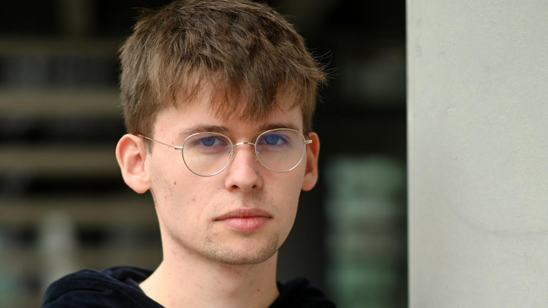 Jung, politisch, bedroht