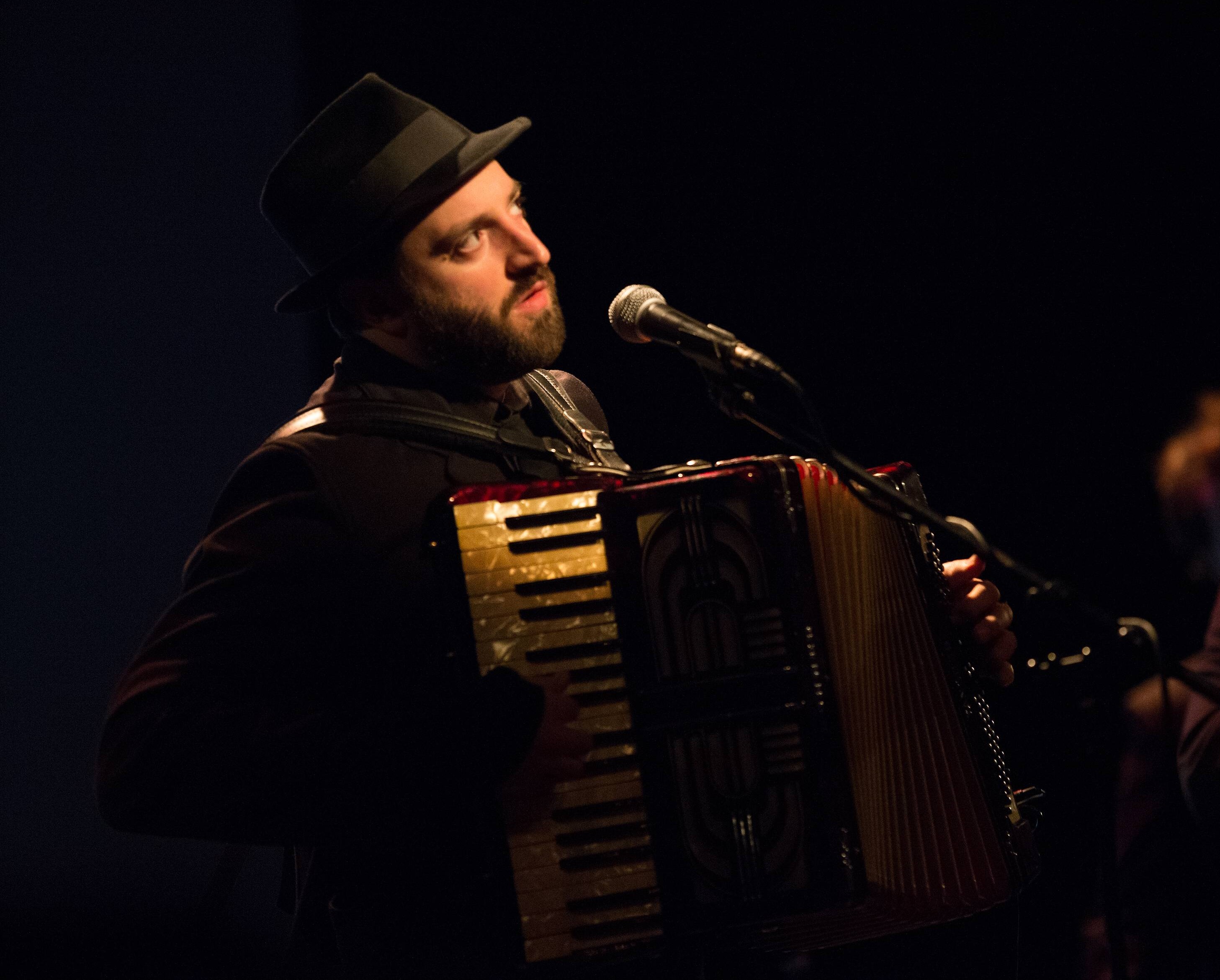 Daniel Kahn mit "Word Beggar" - Dylan und Tucholsky auf Jiddisch ...