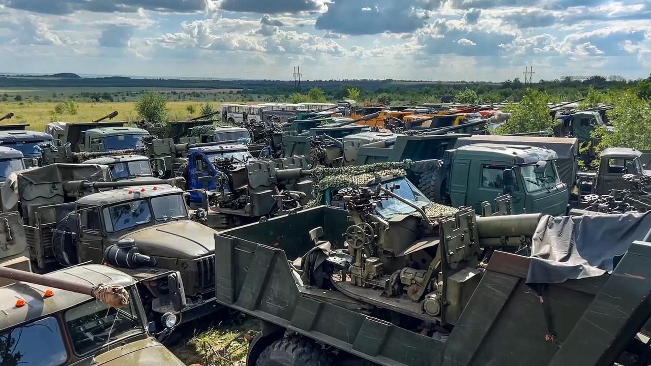 Russland - Wagner-Armee übergibt Waffen an Verteidigungsministerium