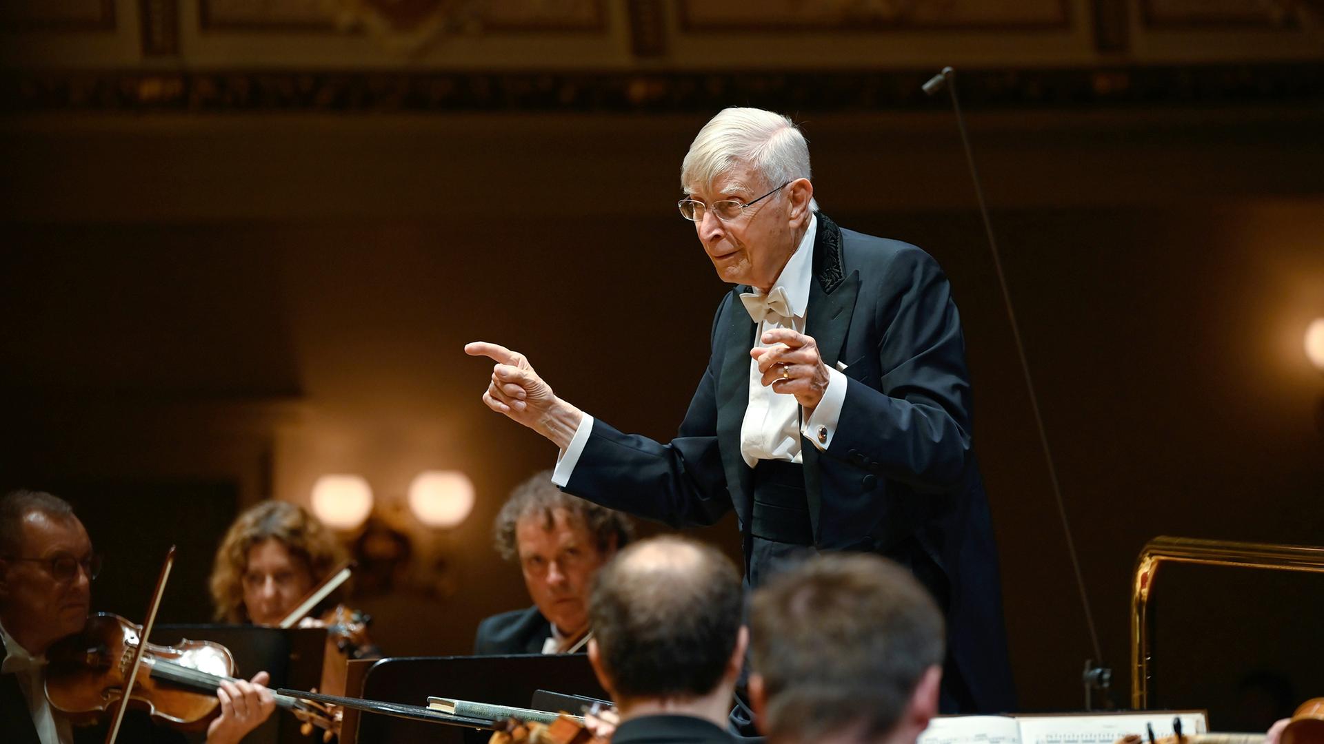 Dirigent Herbert Blomstedt - Ein Mann mit Gespür für Menschen ...