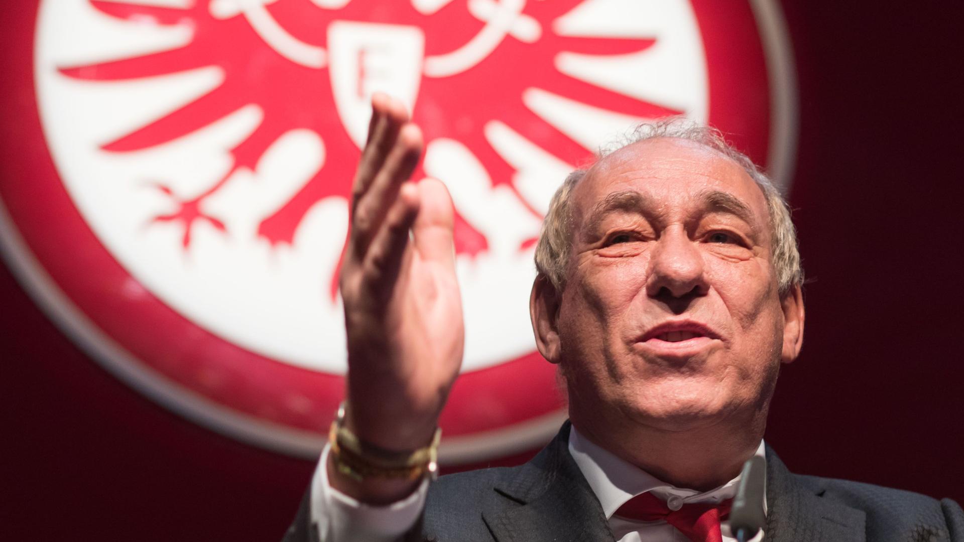 Fußball - Eintracht-Präsident Fischer hört 2024 vorzeitig auf