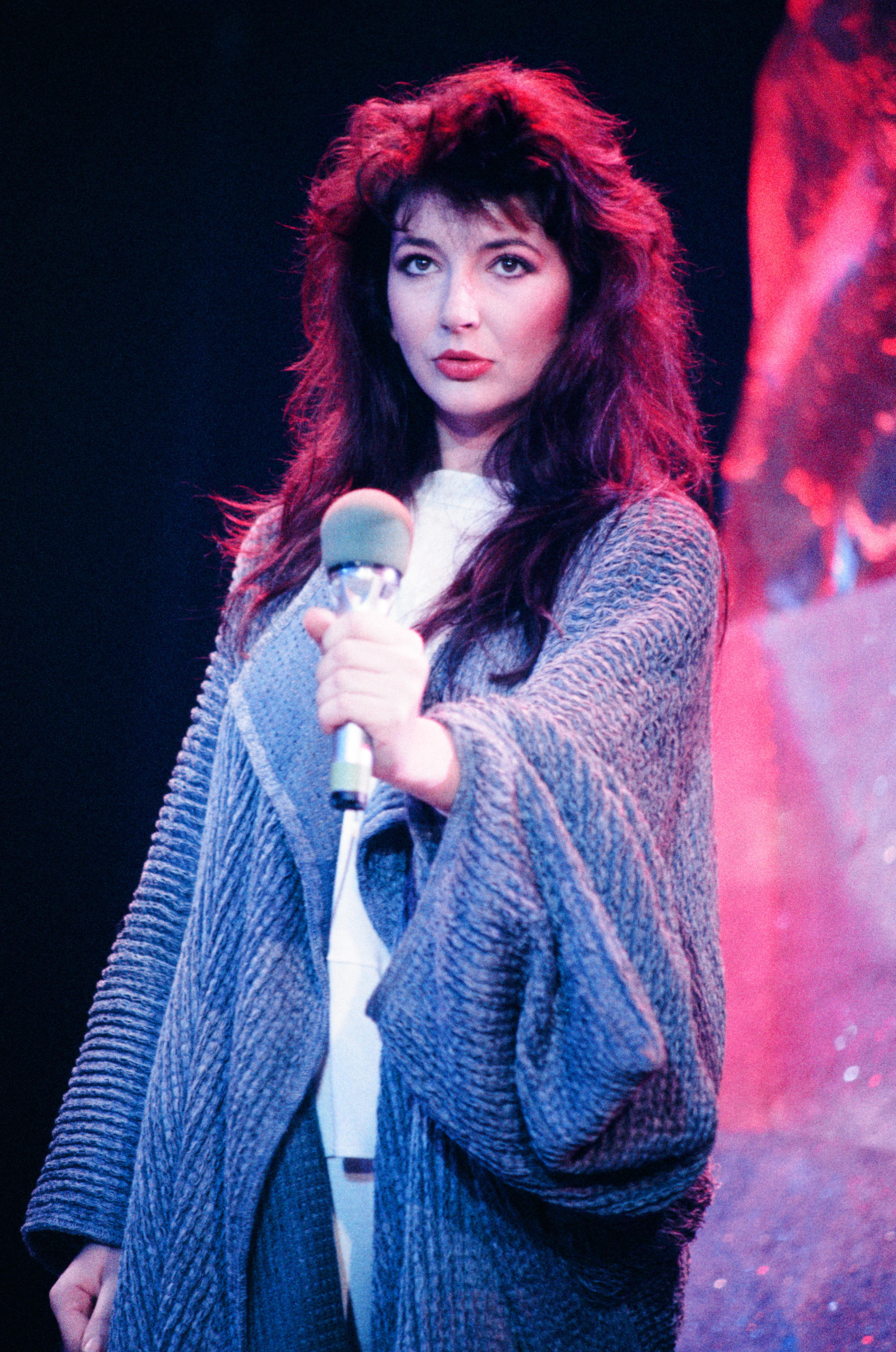 Kate Bush mit 37 Jahre altem Song "Running Up That Hill" auf Platz eins ...