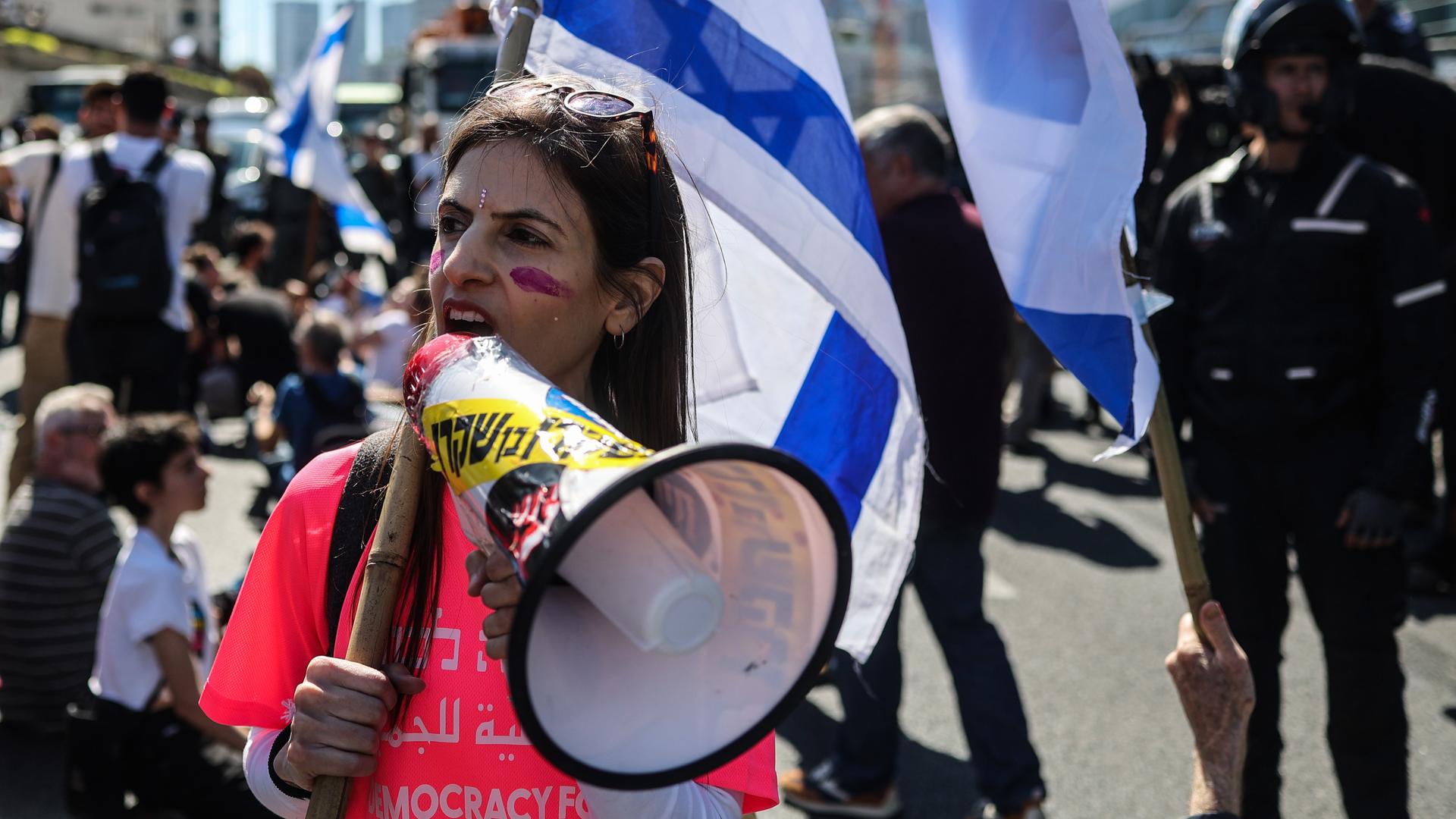 Israel - Weiter massiver Protest gegen Justizreform | deutschlandfunk.de