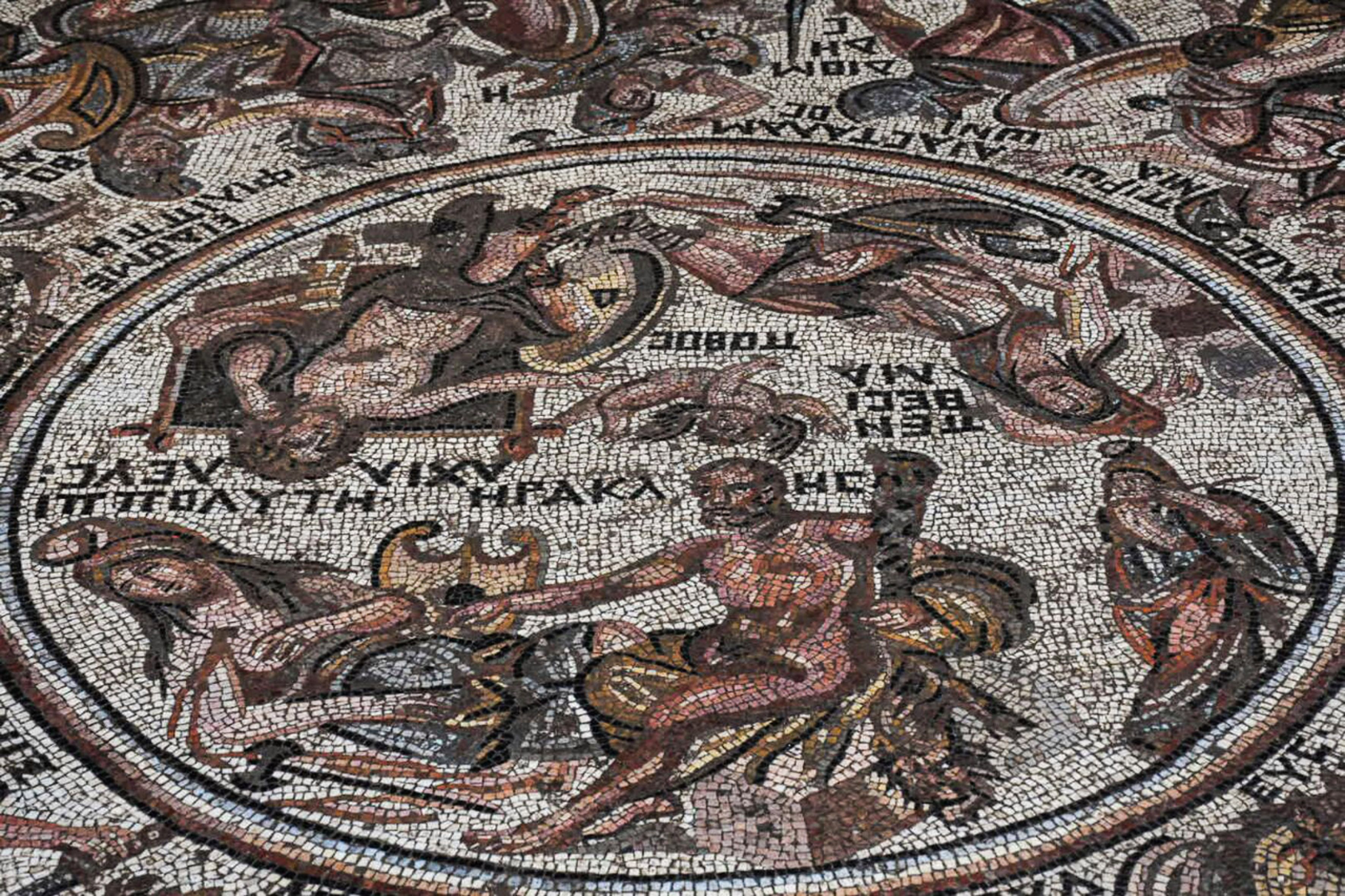 In Syrien ist ein seltenes Mosaik aus der Römerzeit freigelegt worden ...