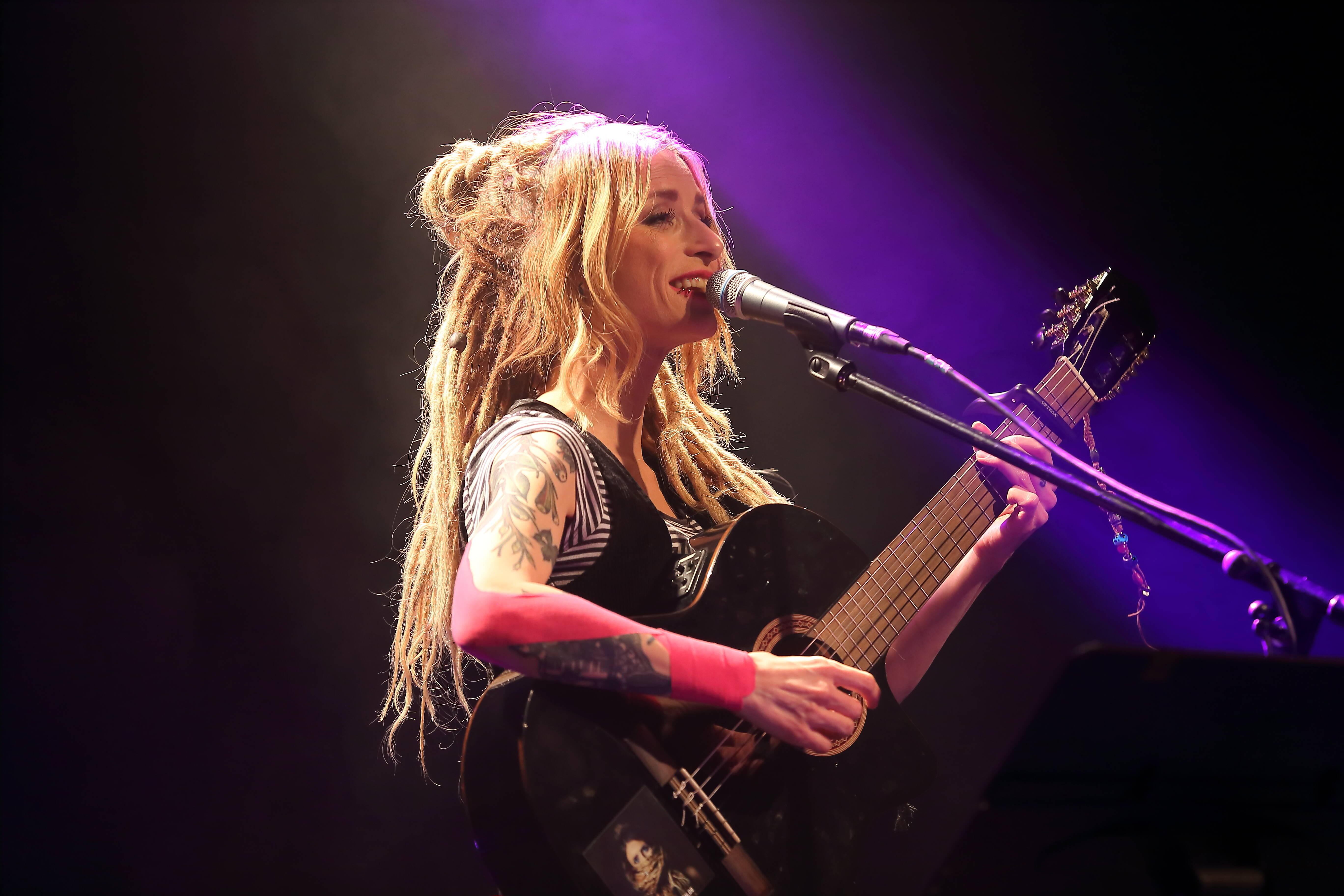 Sängerin Sarah Lesch - "Wir schützen immer noch die Täter ...