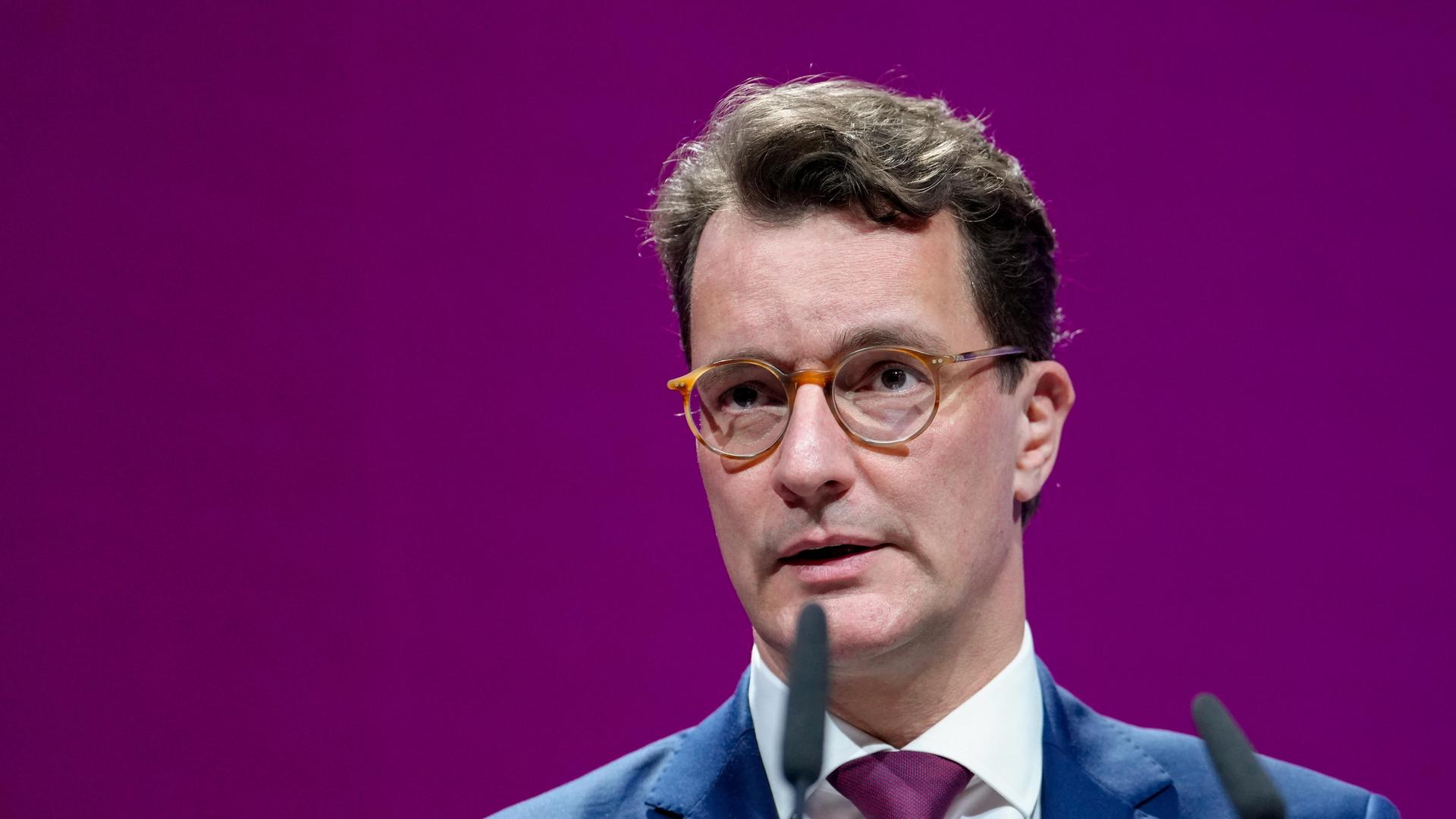 Bildung - NRW-Ministerpräsident Wüst bittet wegen Abi-Panne um ...