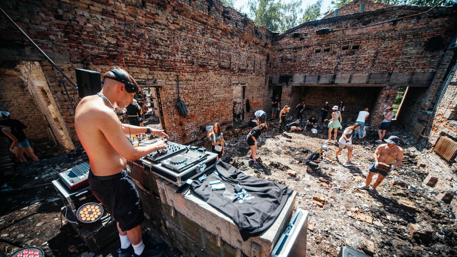 Krieg in der Ukraine - "Repair Together": Aufräum-Raves gegen die ...