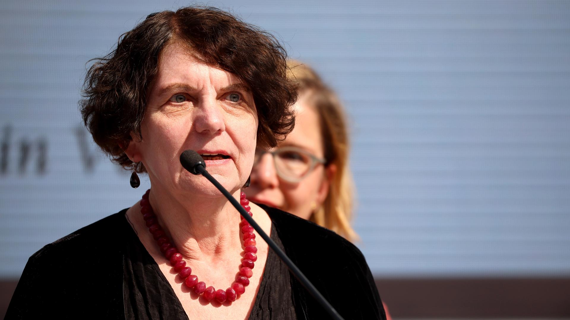 Regina Scheer erhält Sachbuchpreis für politische Biografie