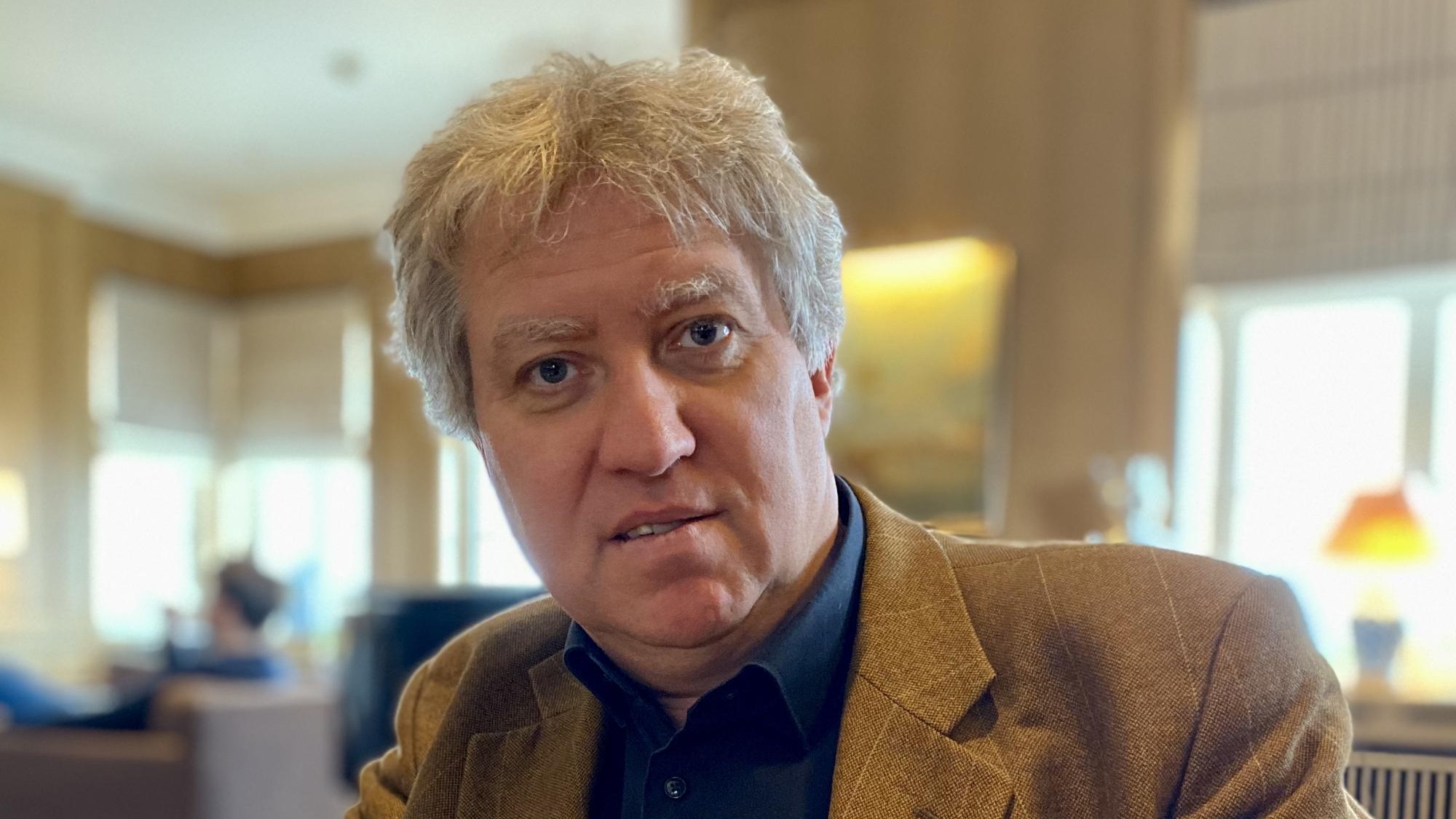 Florian Felix Weyh im DREIERPACK - Viele Personen suchen einen Autor ...