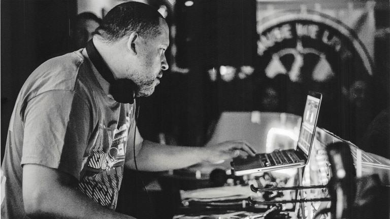 Geschichte des Deutschrap - Rapper Torch spendet Gegenstände für ...