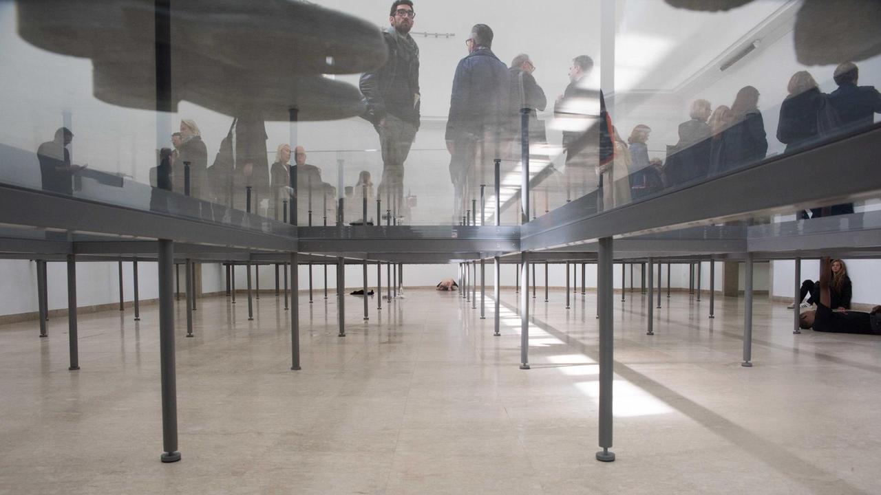 Anne Imhof: "Faust" - Von Venedig direkt auf die Scheibe ...