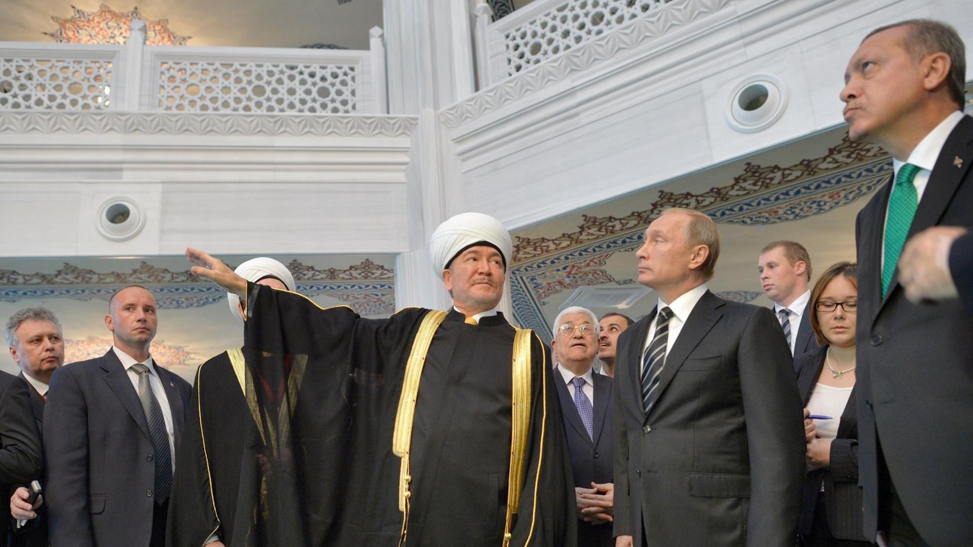 Muslime in Russland - Die Einweihung einer der größten Moscheen Europas ...