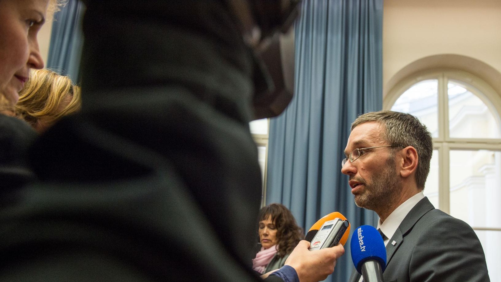 Aus den Feuilletons - Wer kritisch ist, soll draußen bleiben | deutschlandfunkkultur.de