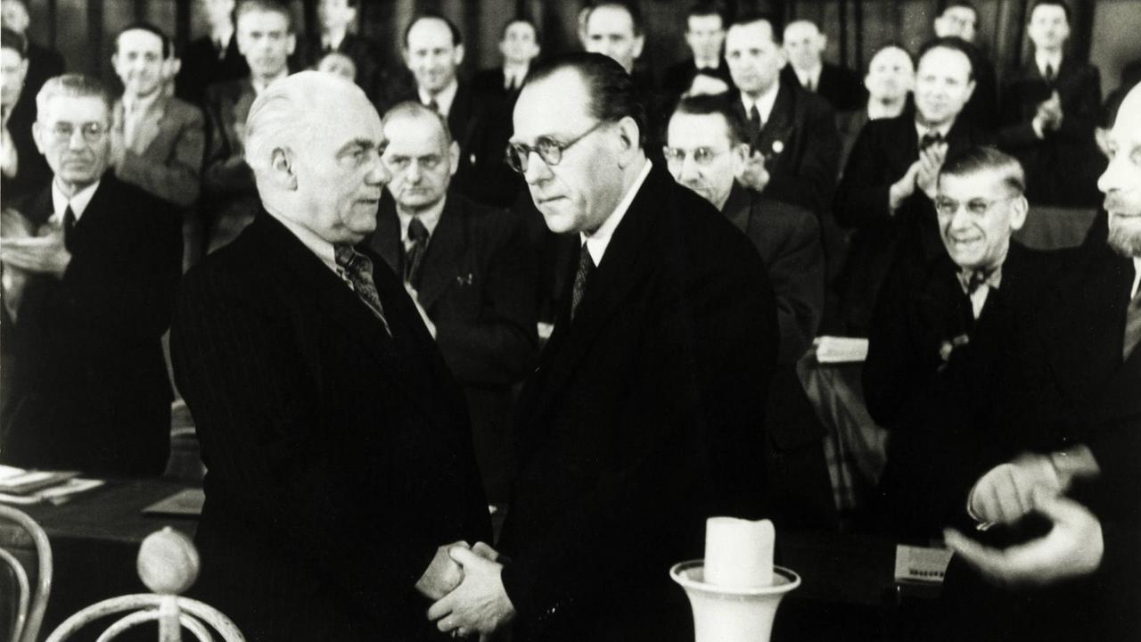 Vor 75 Jahren in Ost-Berlin: Gründung der SED - Ein Händedruck als ...