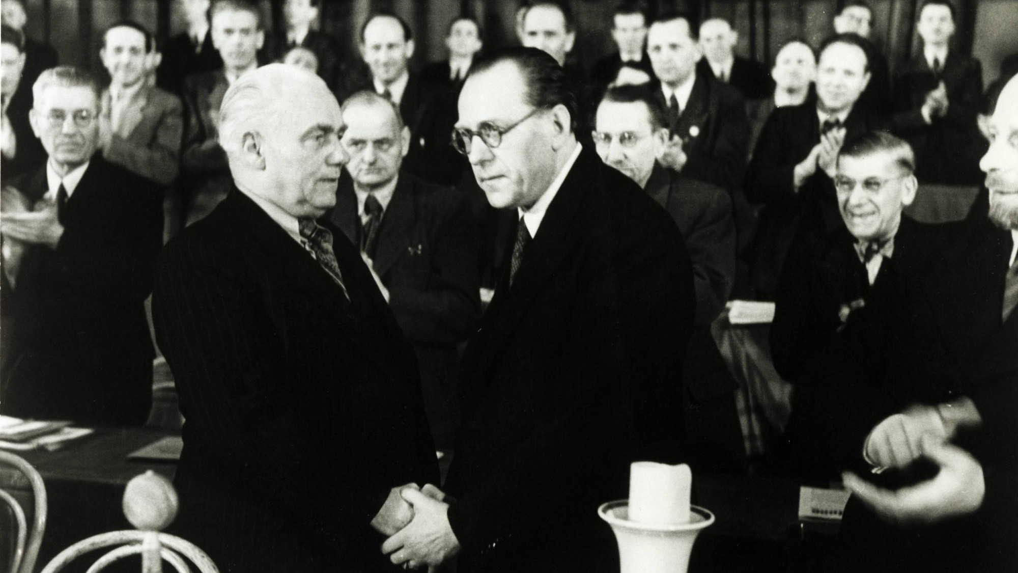 Vor 75 Jahren in Ost-Berlin: Gründung der SED - Ein Händedruck als ...