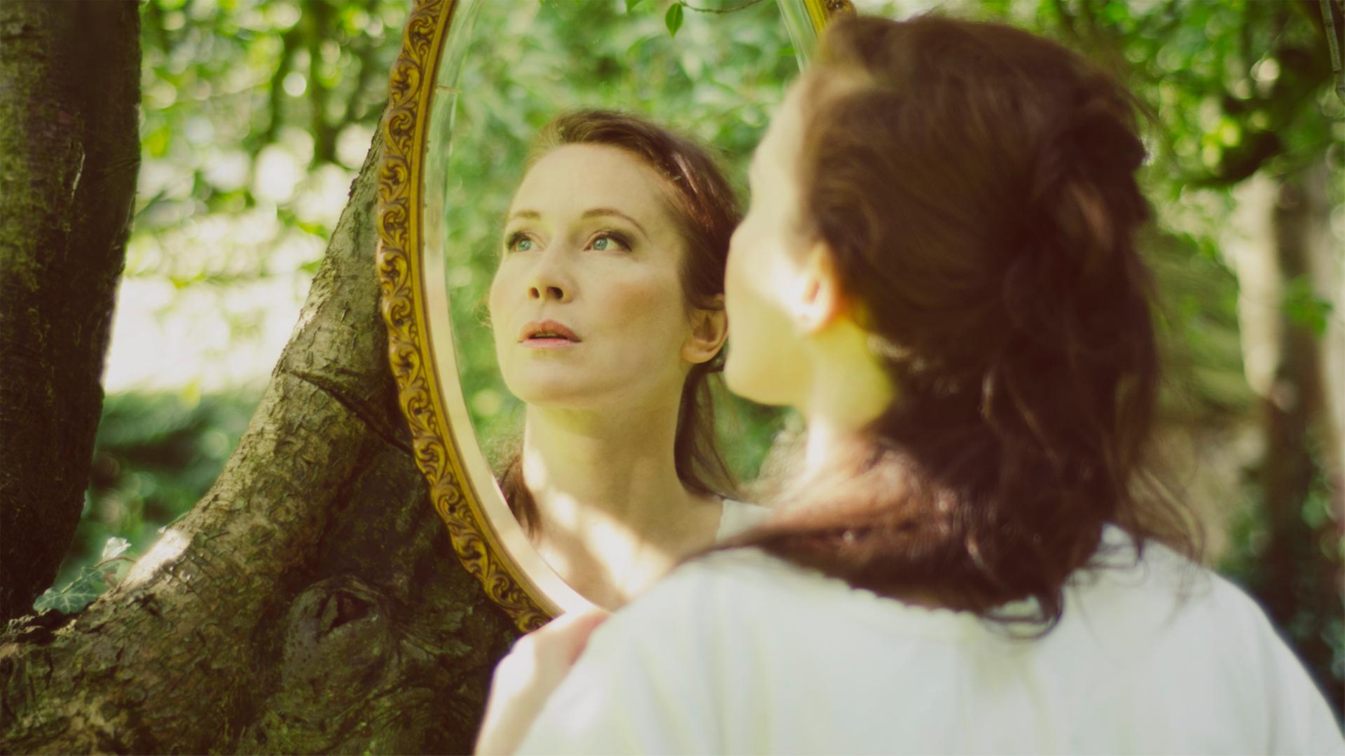 Lou Rhodes: Neues Album "theyesandeye" - "Lamb"-Sängerin auf Folk-Pfaden