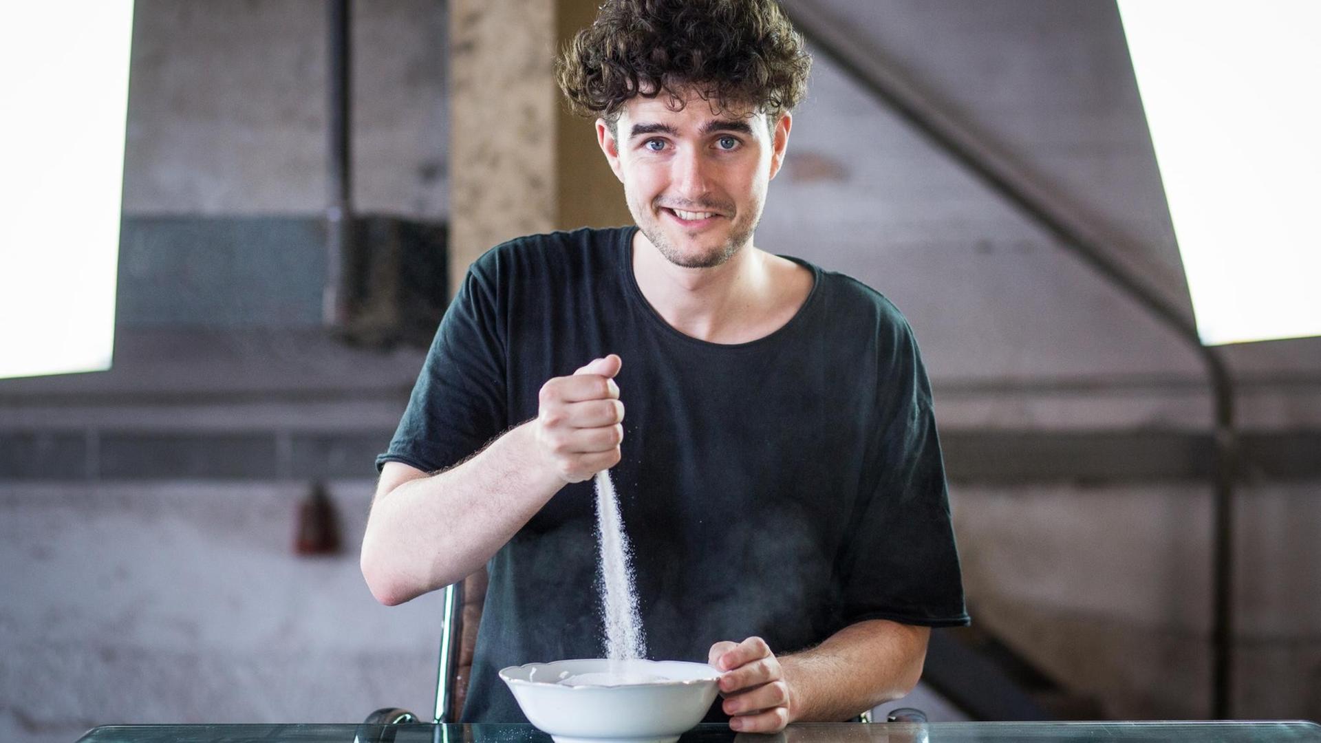 Künstler Tim Bengel im Porträt - Mit Sandkunst nach New York