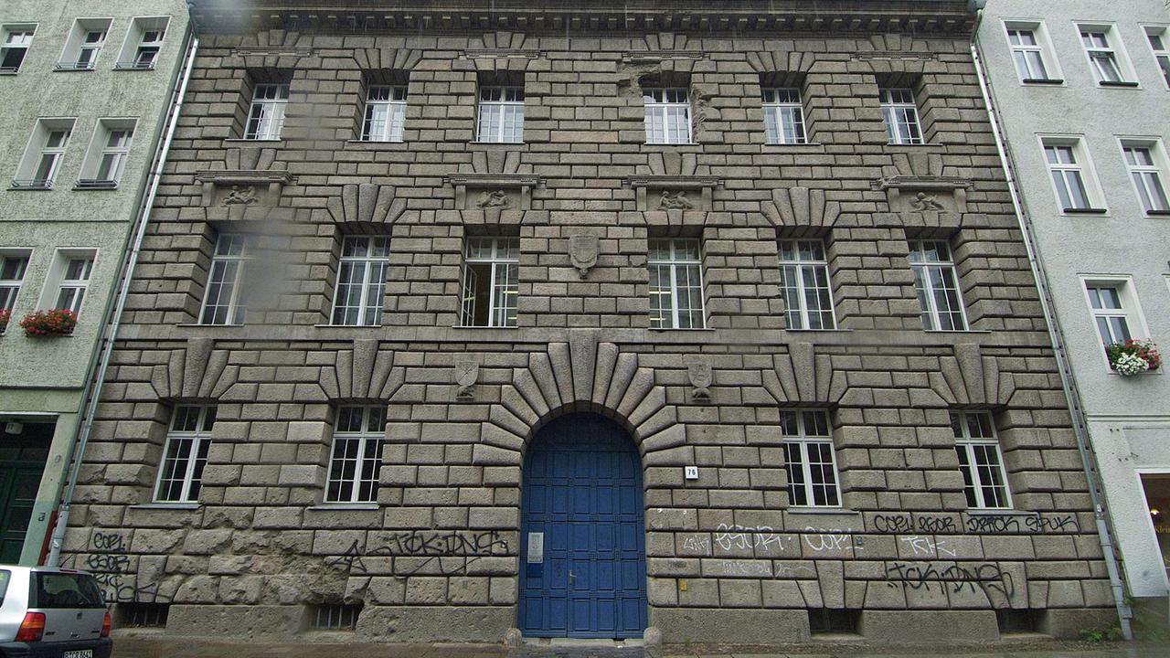 Marode Schulgebäude in Berlin - Im Keller sprudelt das Grundwasser ...