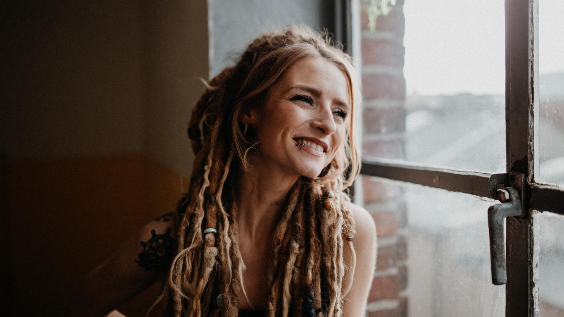 Die Liedermacherin Sarah Lesch - Lieben, leben, tanzen | deutschlandfunk.de