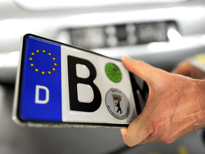 Zwei Autos - ein Nummernschild | deutschlandfunk.de