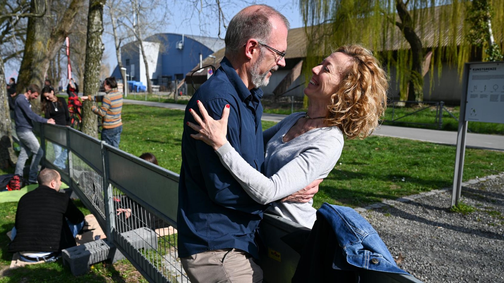 Aus den Feuilletons - Bedürfnis nach Berührung | deutschlandfunkkultur.de