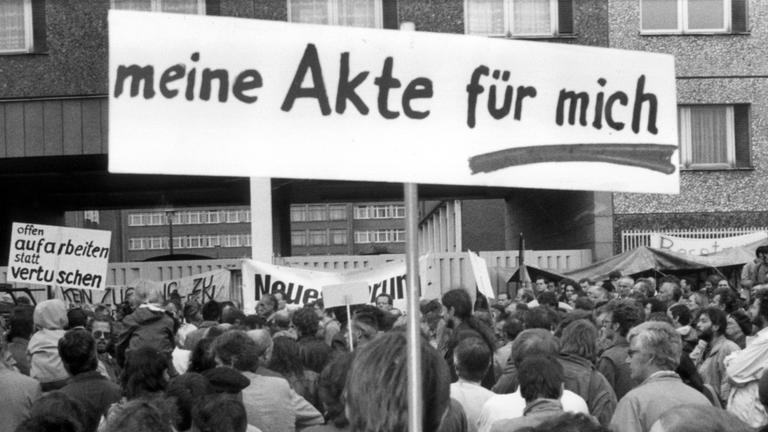 Die Nachfrage nach Einsicht in Stasi-Akten ist weiter hoch ...