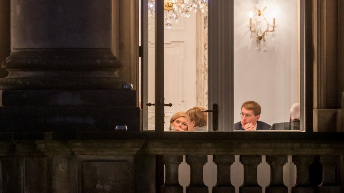 Aus den Feuilletons - Gleich mehrere Interpretationen der Kanzlerin | deutschlandfunkkultur.de