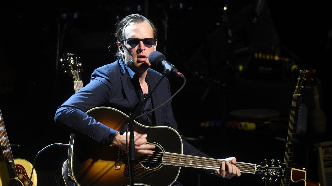 Biografie über Eric Clapton - Semi-Rassist und Retter des Blues'