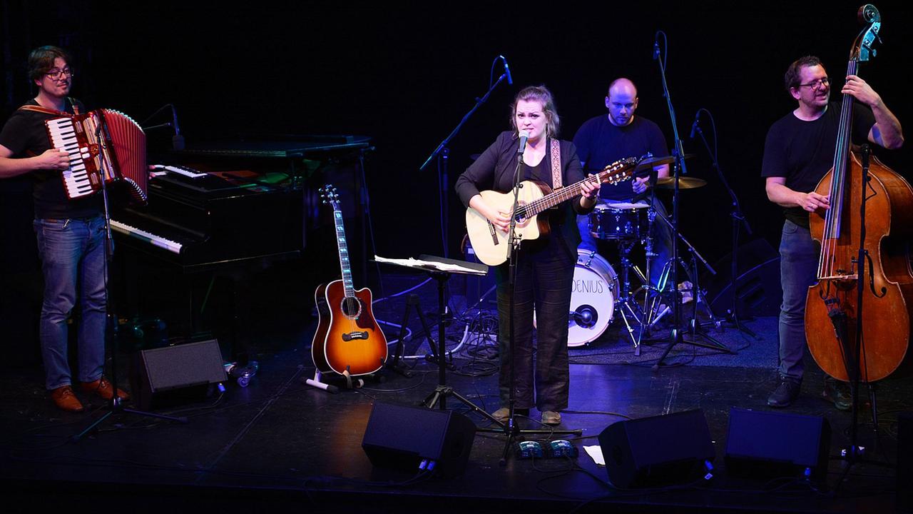 Liedermacherin Fee Badenius - Zauberhafte Schelmereien