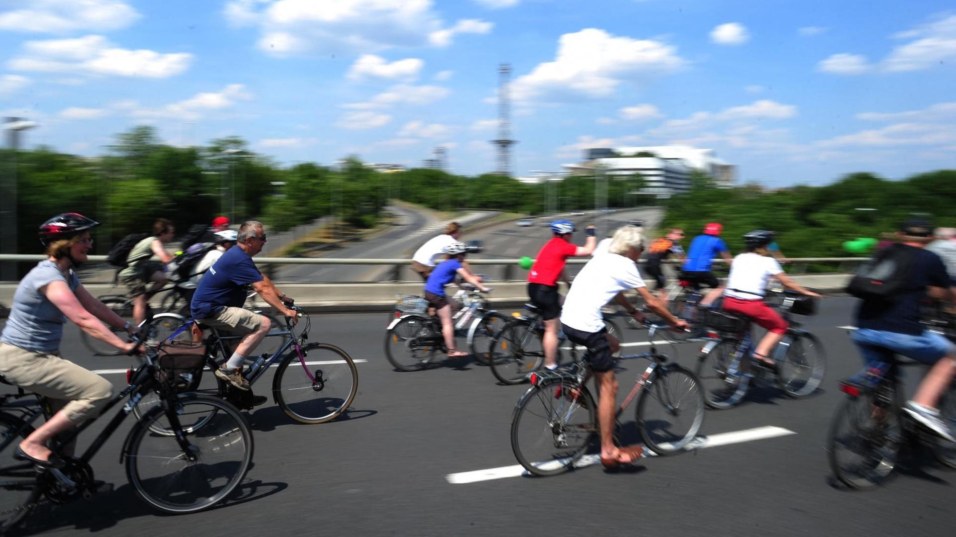 Radfahren - Rad-Sternfahrt in Berlin mit tausenden Teilnehmern