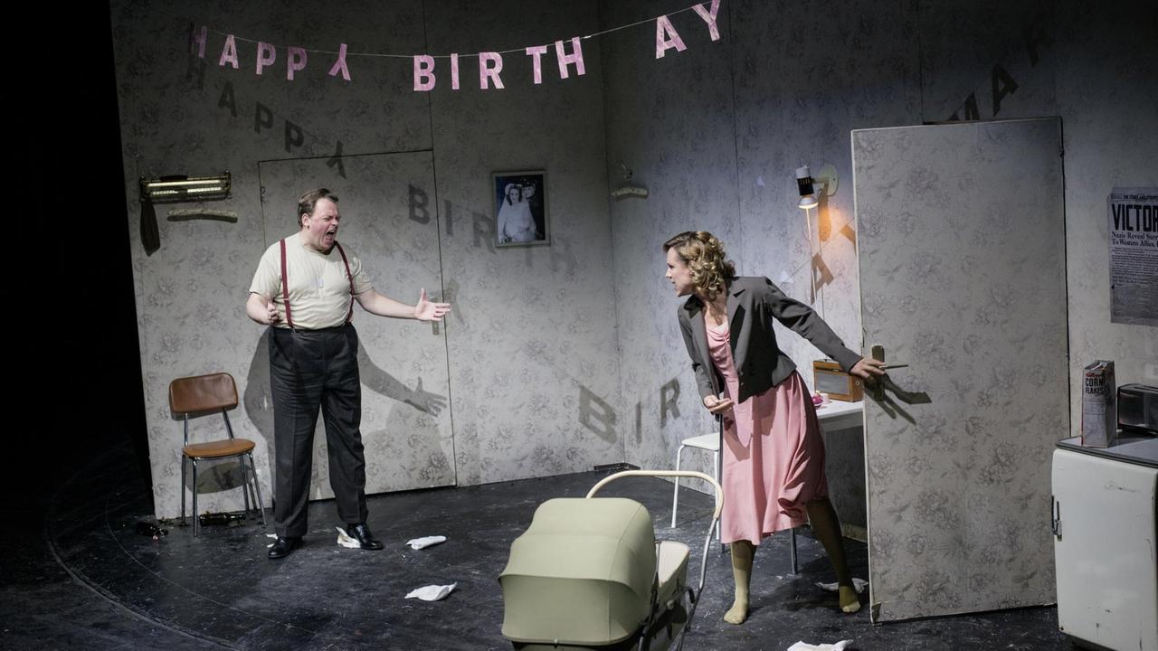 Premiere am Berliner Ensemble - Tracy Letts mit Spannung erwartetes ...