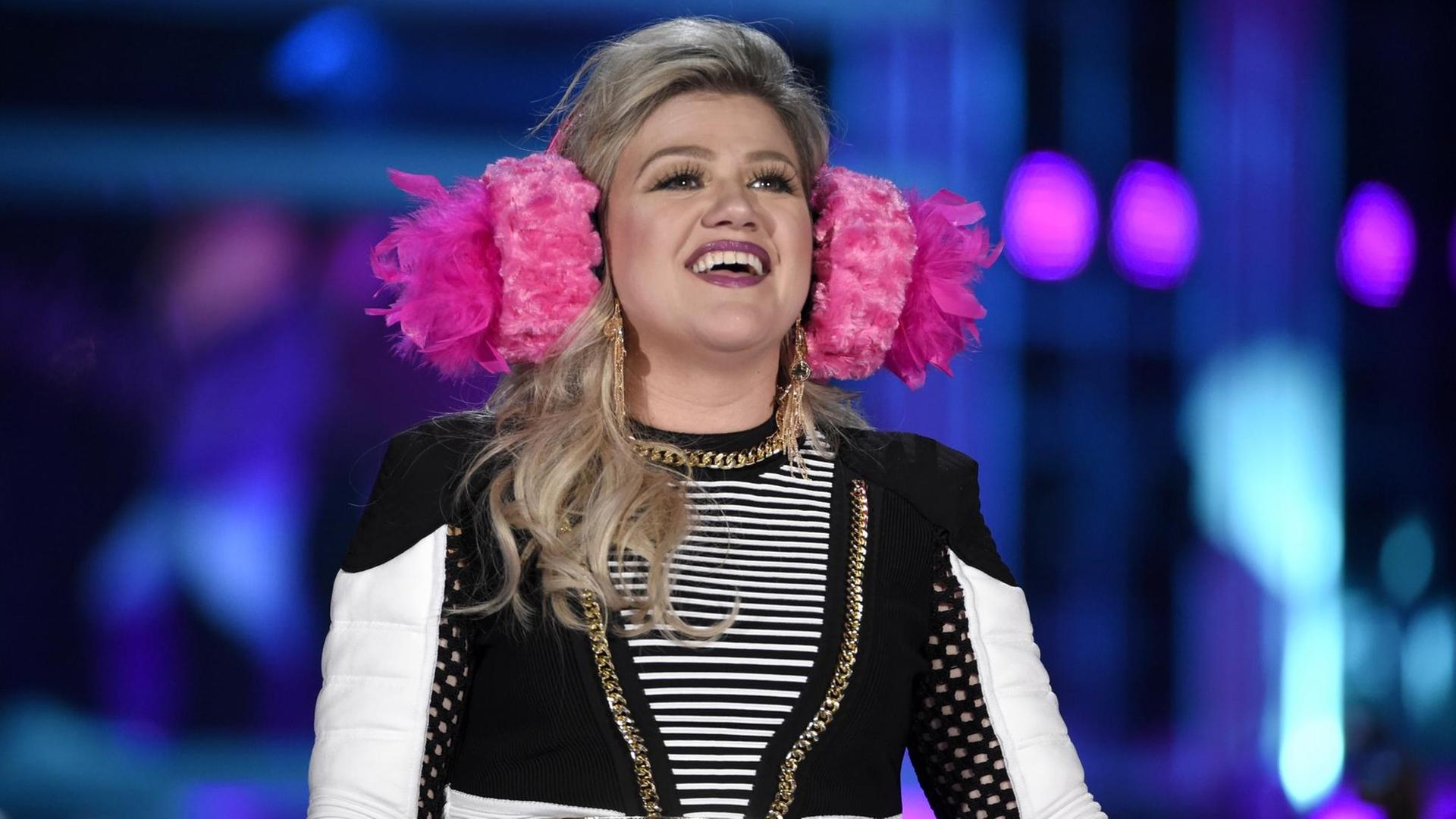 Sängerin Kelly Clarkson ist auf Hollywoods "Walk of Fame" verewigt ...