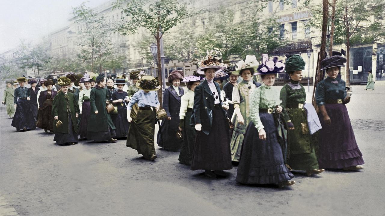 Berufstätigkeit von Frauen in der DDR - "Mit Gleichberechtigung hatte ...