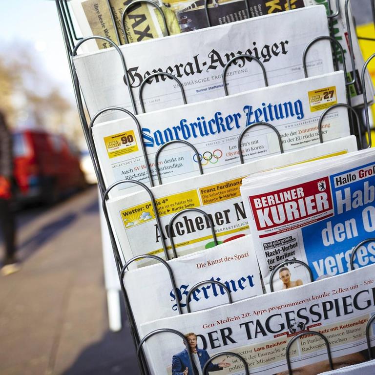 Ein Zeitungsständer mit Tageszeitungen an einem Kiosk auf den Kölner ...