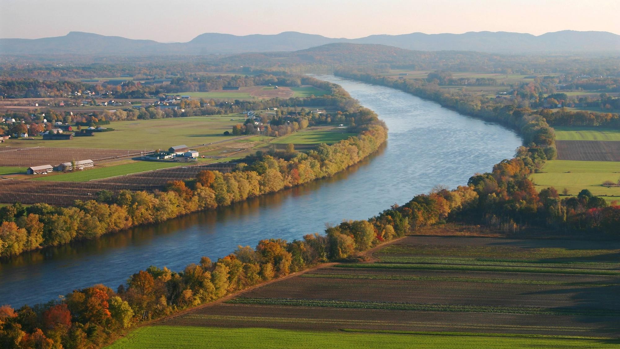 George Ripley gründet die Brook Farm - Eine sozialutopische Kommune als ...