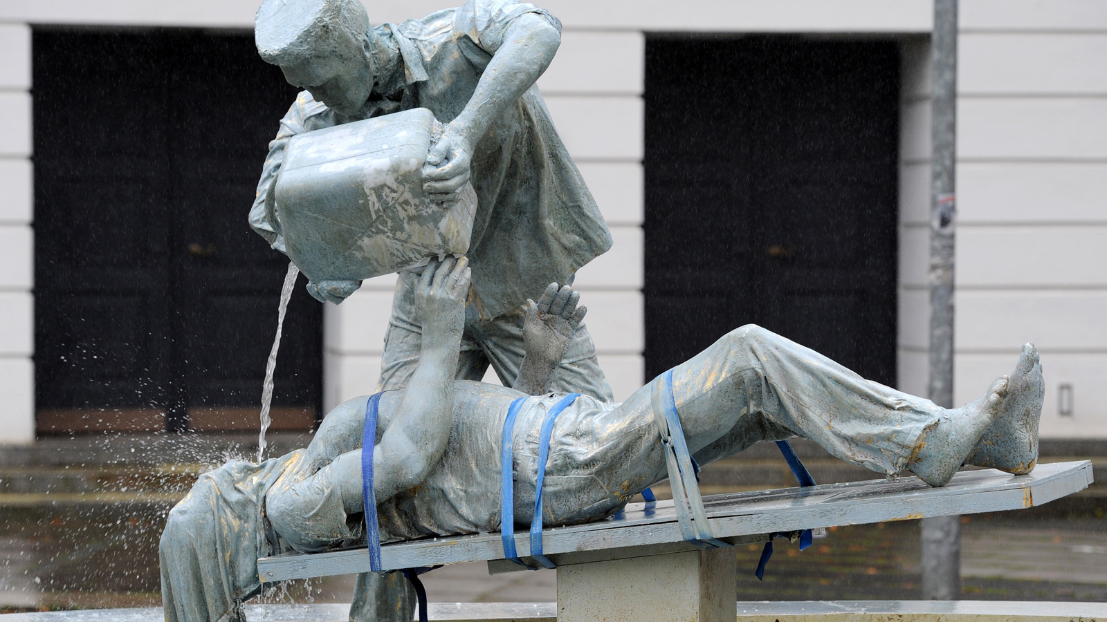 Die geniale Stelle - Waterboarding auf der Bühne schockiert das ...