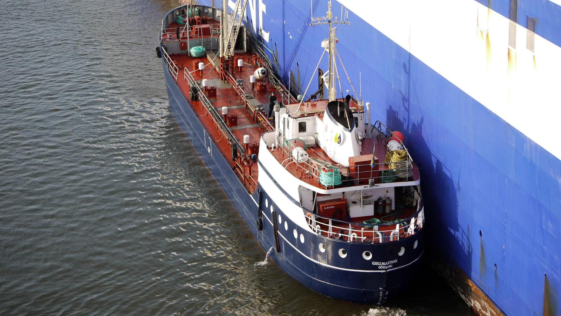 Schiffahrt - Unterwegs mit einem Tankschiff im Hamburger Hafen ...