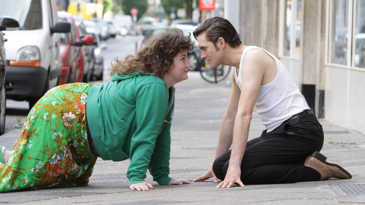 Chansonnette Anna Mateur - Seelenstriptease in blickdichten Strumpfhosen | deutschlandfunk.de