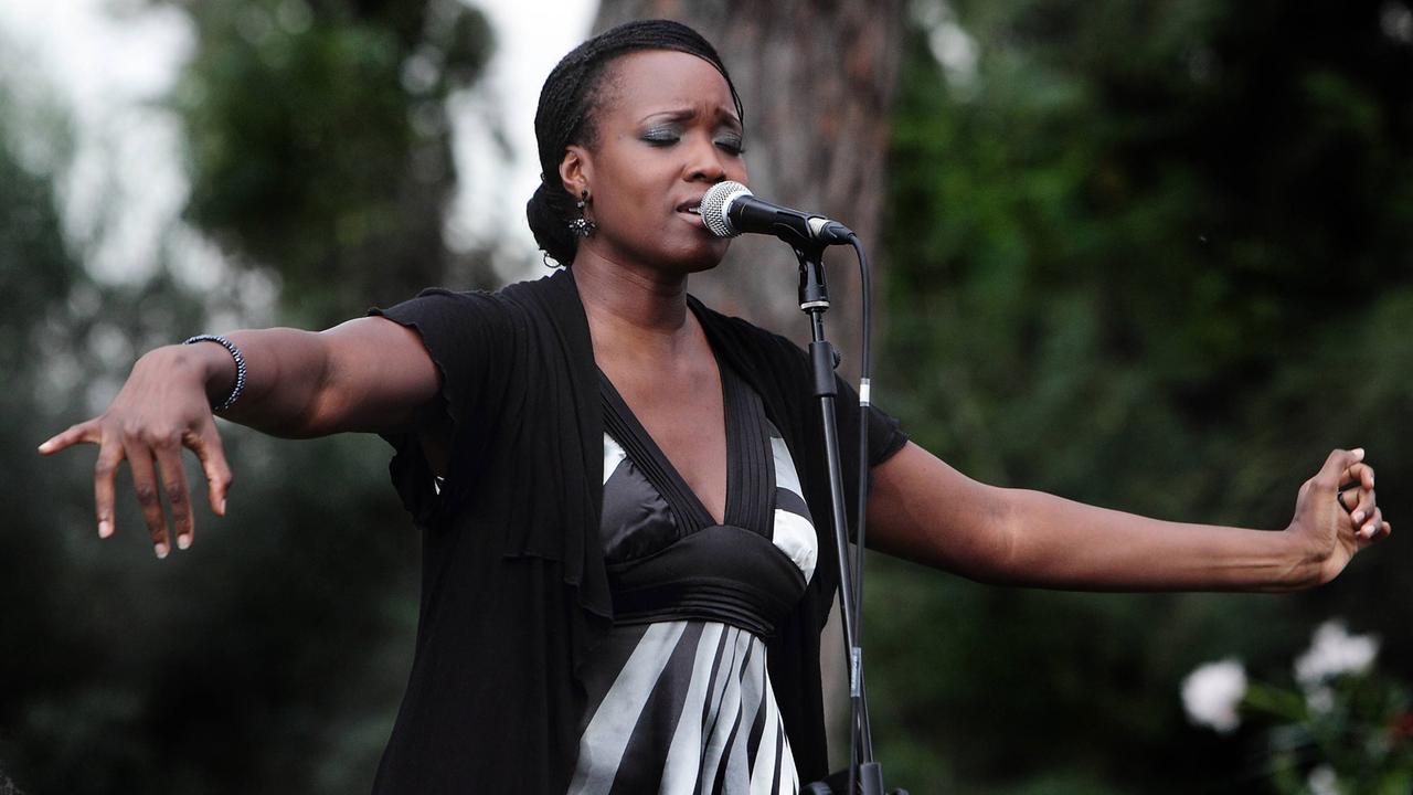 Awa Ly: "Five and a Feather" - Die Schamanin des Global Folk