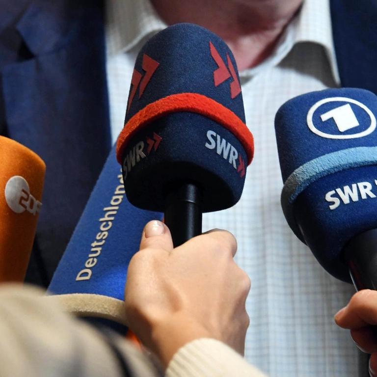 Mikrofone von ZDF, Deutschlandfunk und SWR, aufgenommen im großen Saal ...