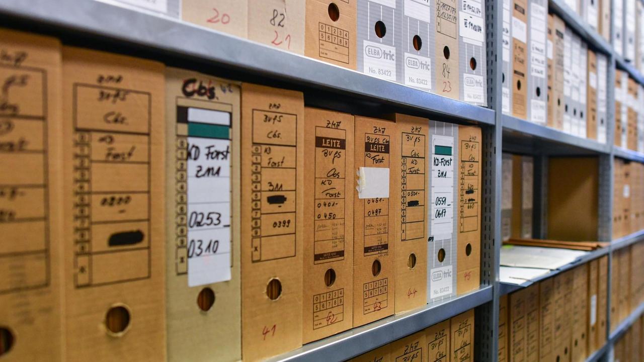 Stasi-Unterlagenbehörde - Stasi-Opfer fordert Akte nach Datenleck zurück