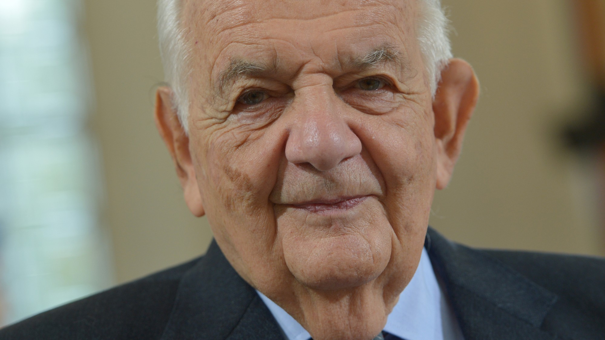 Alfred Grosser - Auf andere zu zeigen, hilft uns nicht