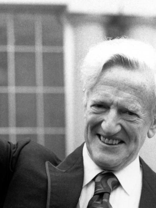 Lieder von Benjamin Britten - "Hee-haw, hippety hop ...