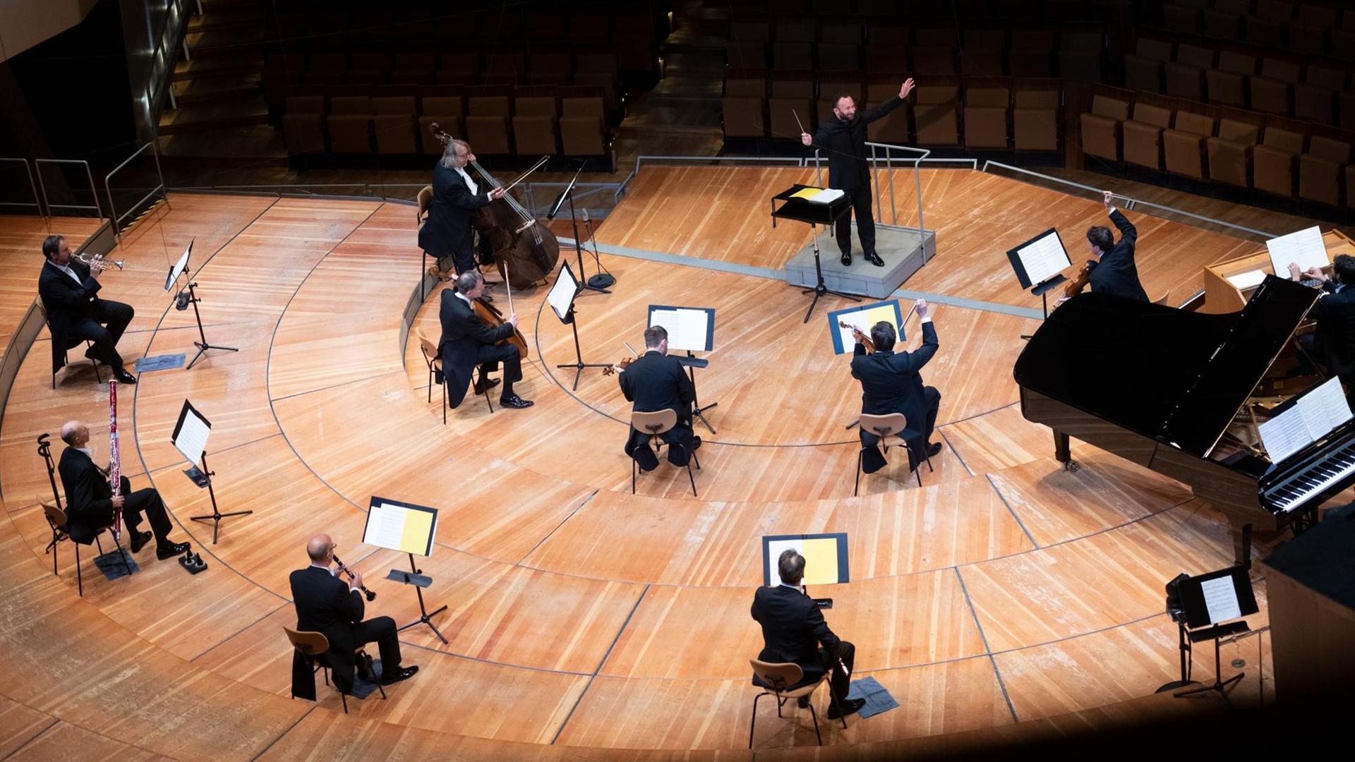 Berliner Philharmoniker - In kleiner Besetzung und digital durch die ...